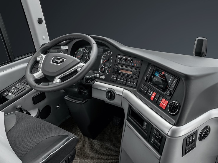 1940x1455_Lionscoach_Cockpit_DSC9384-HDR_4c_2017_width_740 - Autokarem.cz